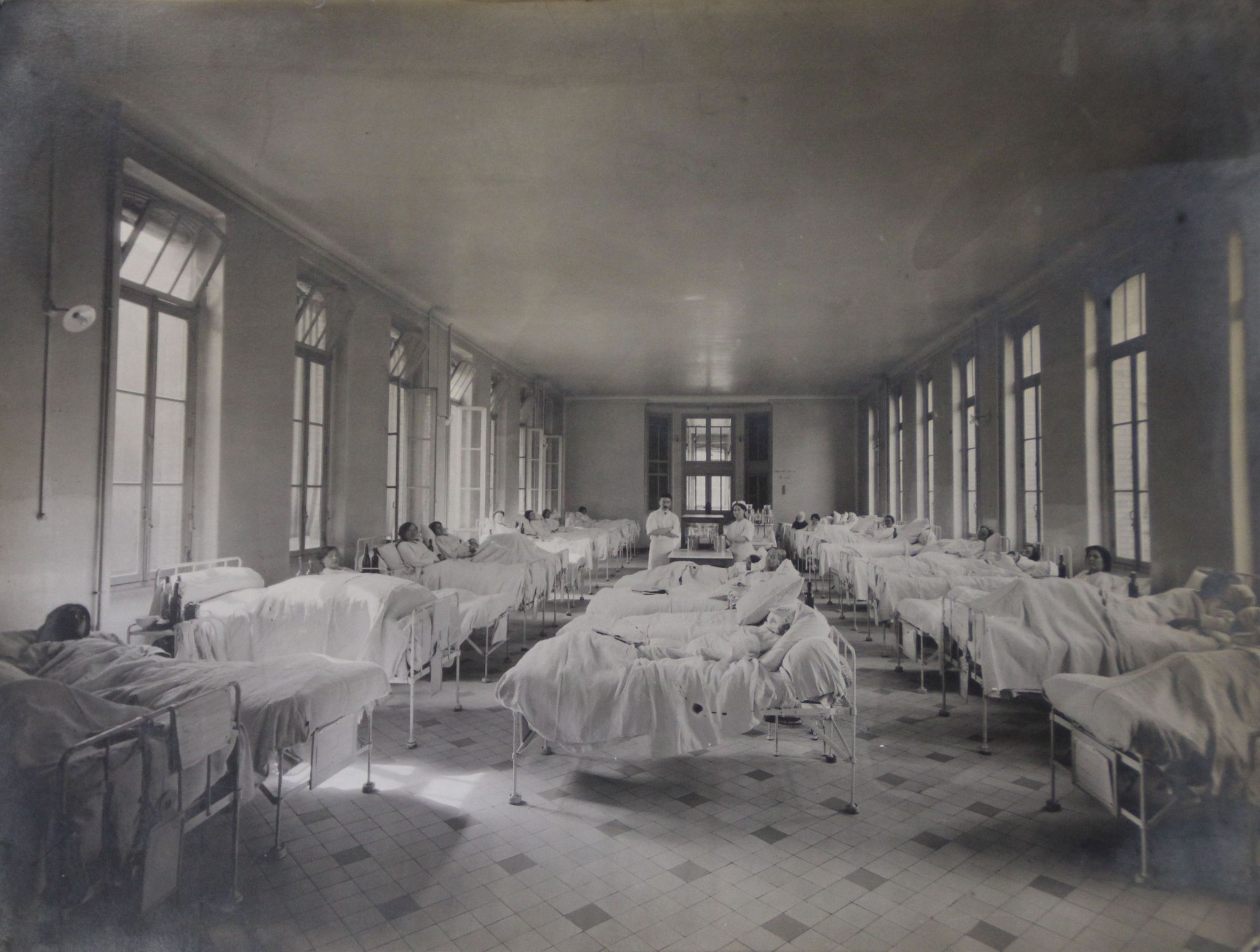 Une salle de chirurgie, vers 1900. - Archives AP-HP